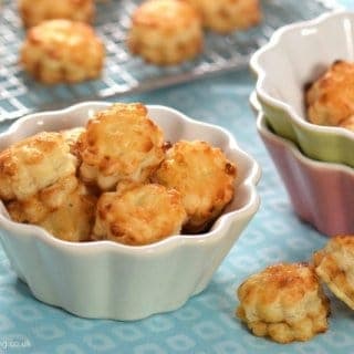 Mini Mince Pie Puffs Recipe - Eats Amazing.
