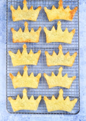 Easy Cheesy Puff Pastry Crowns Recipe - Eats Amazing.